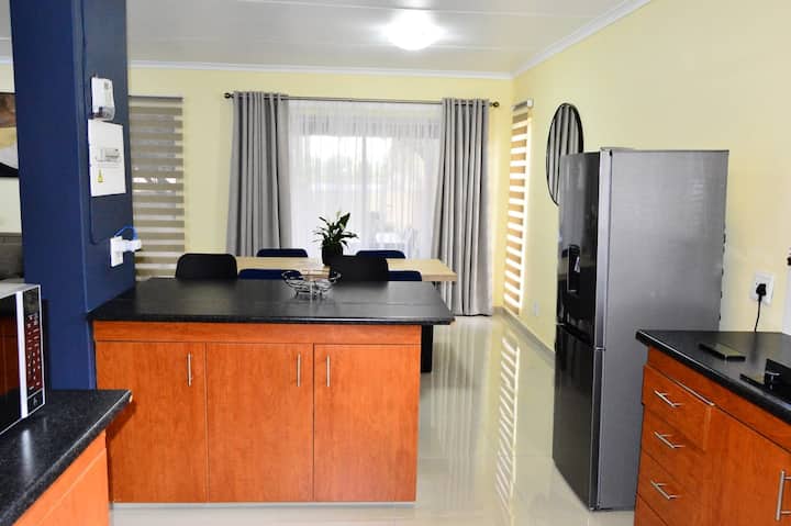 Home Away From Home
"Cozy Retreat" In Sharonlea - Randburg