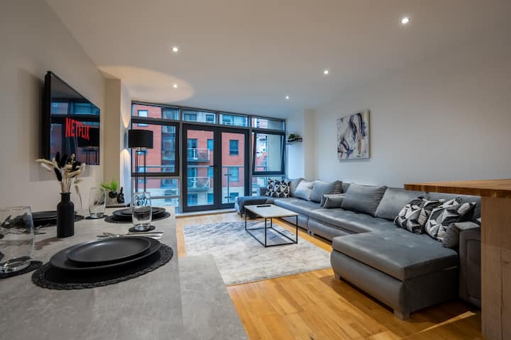 Spacious 2br Apt - City Centre - Balcony + Parking - 里茲