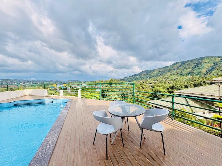 Sunrise Hill Resort I Bathtub Room Mountain View - Lonavla