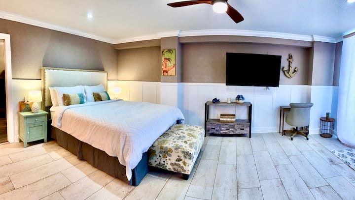 Palm Harbor Poolside Paradise - Palm Harbor, FL