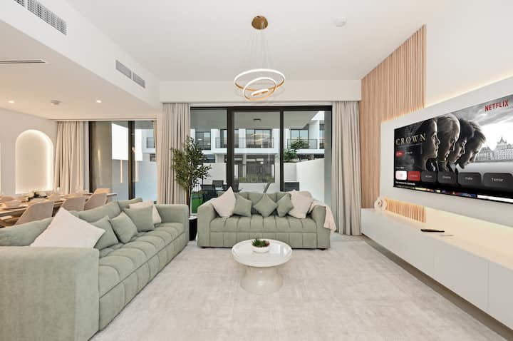 Chic 4br Villa | Luxe Touches & Serene Views - Dubaï