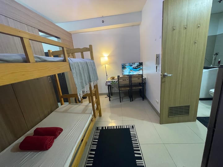 1bed+1bank Bed.beside Moa | Baywalk & Concerts - Manila