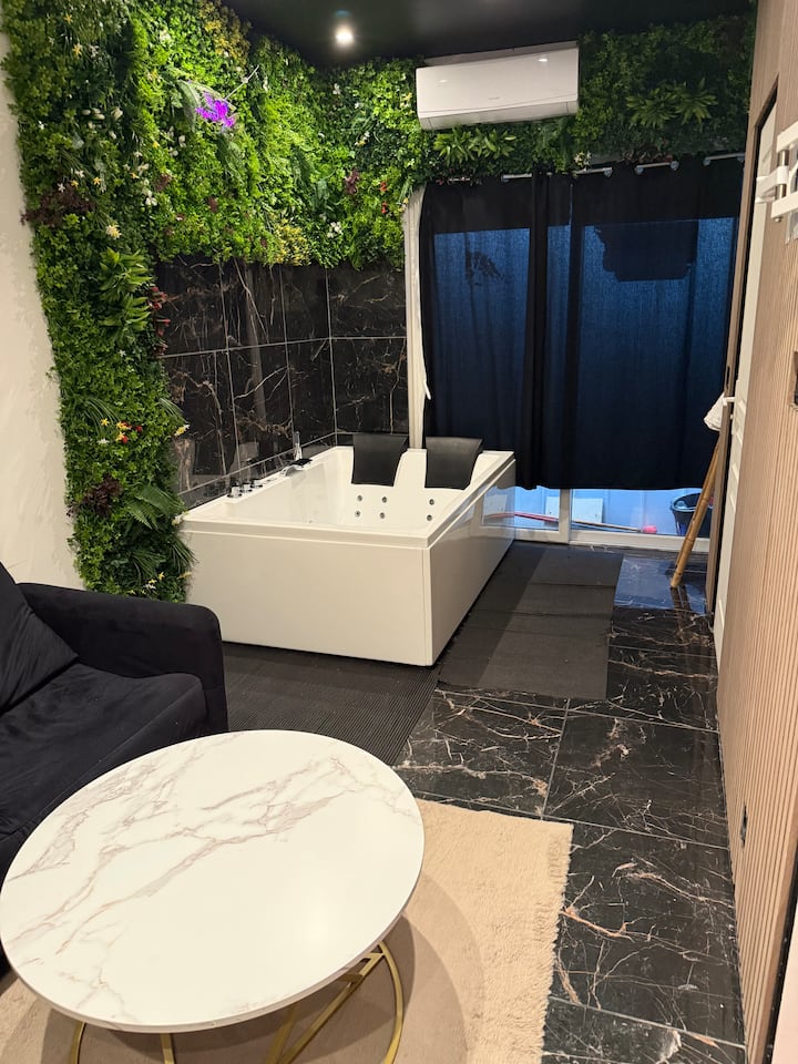 Nuit Romance – Jacuzzi Privé & Ambiance Intime - Toulon