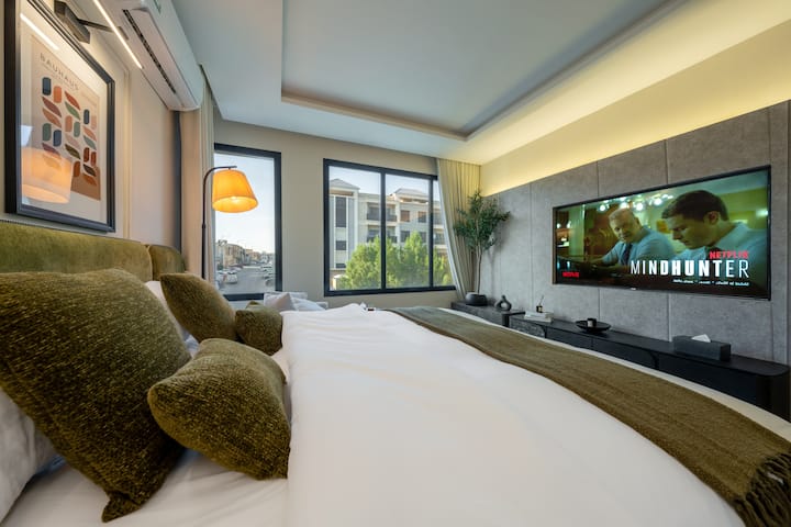 View Studio, 65" Smart, Prime Location - Saudi Arabia
