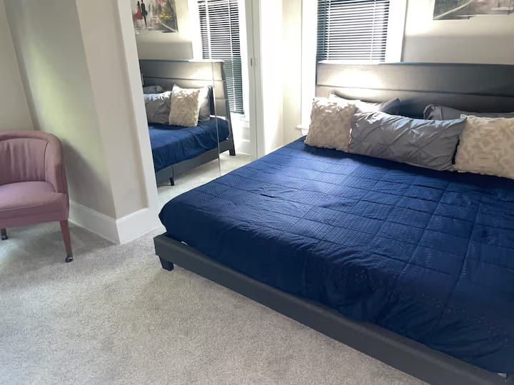 Spacious Cozy Room Near Notre Dame - Mishawaka, IN