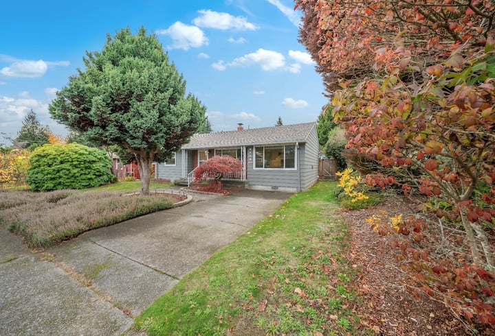 2br West Seattle Home, Fenced Yard + Parking - Seattle, WA