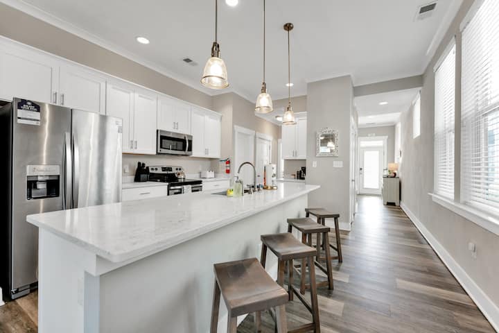 4br Beach Retreat – Walk To The Boardwalk & Dining - Virginia Beach