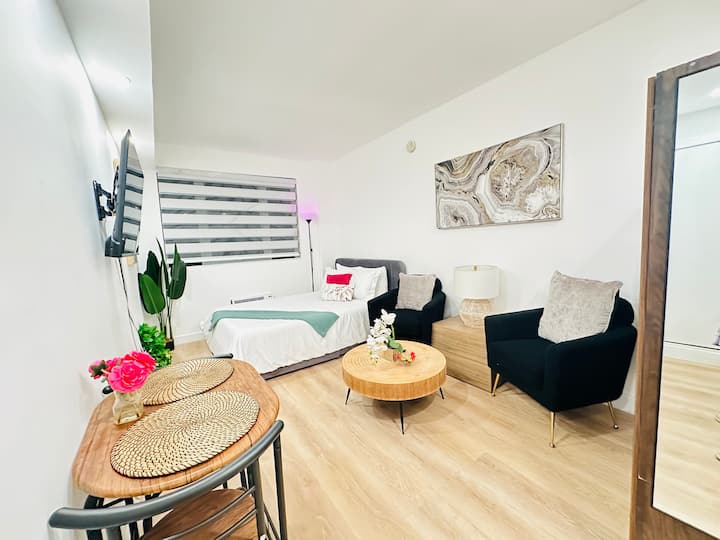 South Beach Studio W/pool By Ocean & Lincoln Rd. - Miami Beach, FL