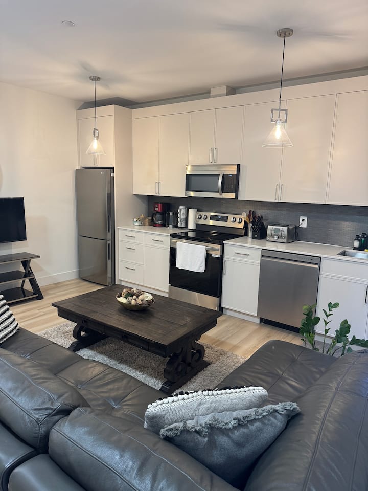 Beautiful Two Bedroom Suite - Surrey