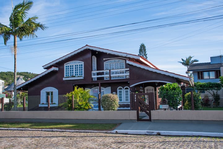 Pátio Amplo No Centro | 4min De Carro Da Praia - Garopaba