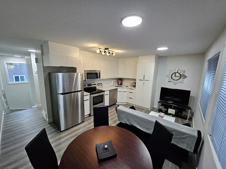 Modern And Trendy Carriage Home-garage Suite - Edmonton