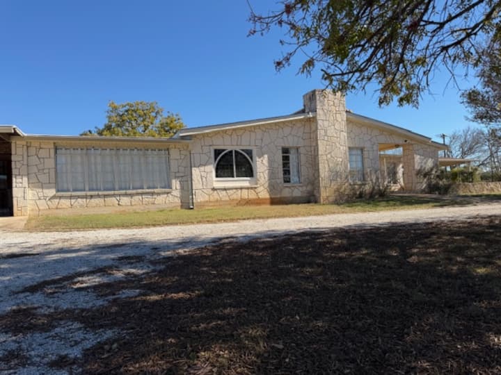 Large Hill Country Home. Sleeps 15. Great View! - Kerrville, TX