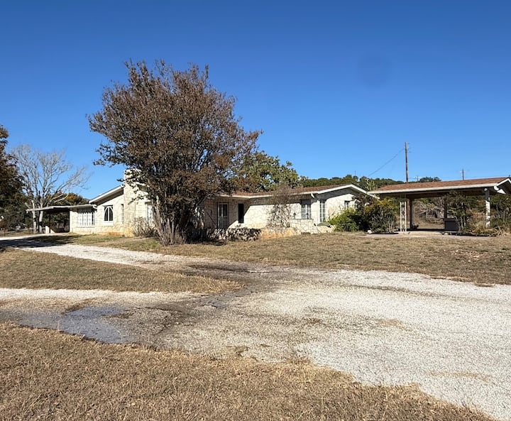 Large Hill Country Home. Sleeps 15. Great View! - Kerrville, TX