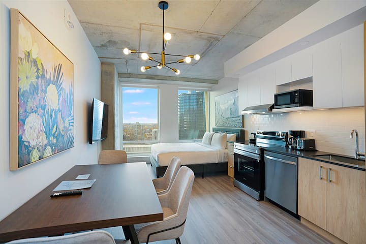Sky-high Lux 2103: Prime Location/gym/pool Access - Montreal