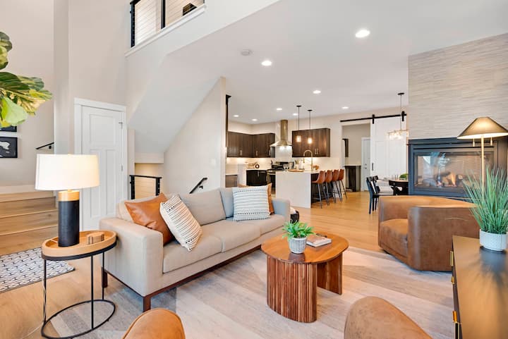 New! Walk 2 Town | Rooftop Hot Tub | 2 King Beds - Fort Collins, CO