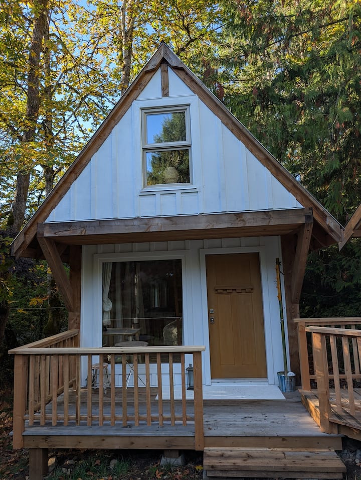 Off-grid Cabin On Pond And Acreage With A Sauna - Cowichan Bay
