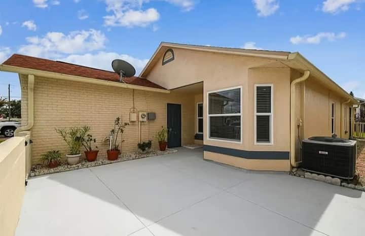 Mid-term Rental Near Downtown New Port Richey! - New Port Richey, FL