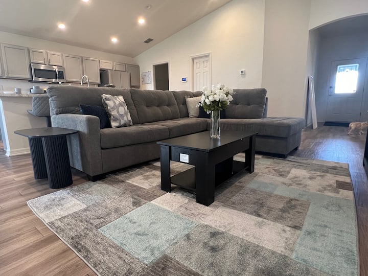 Modern Vacation Home With Spa Tub & Big Backyard - Davenport, FL