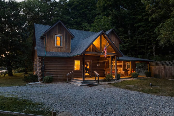 Cozy Bear Cabin | Snuggle In, Soak Up, Play On! - Brown County, IN