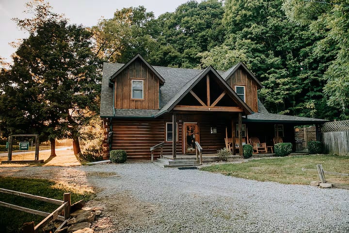 Cozy Bear Cabin | Snuggle In, Soak Up, Play On! - Brown County, IN