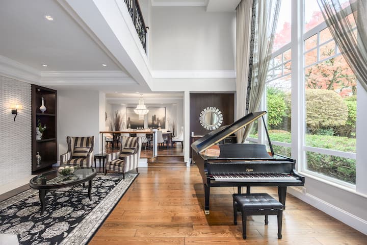 The British Properties | Pool • 11 Min To Downtown - Vancouver