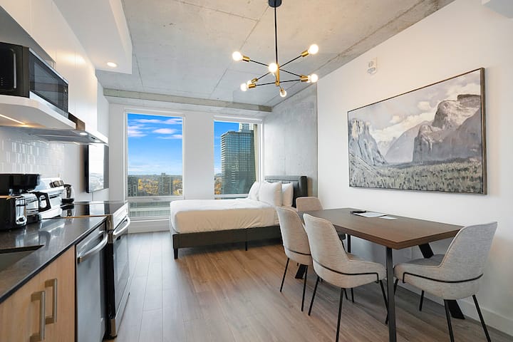 Sky-high Lux 2104: Prime Location/gym/pool Access - 