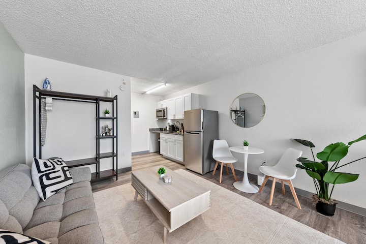 Relaxing King Studio | 5 Min From Zoo & Downtown - Jacksonville, FL