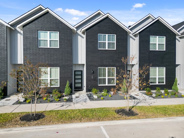 The Townhouse 
Midtown Reserves - College Station, TX