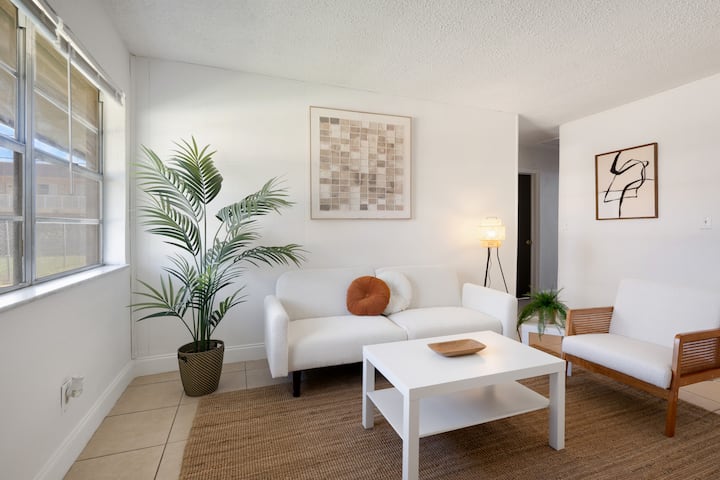 Prime Location! 2br W/free Parking Near Hard Rock - Dania Beach, FL