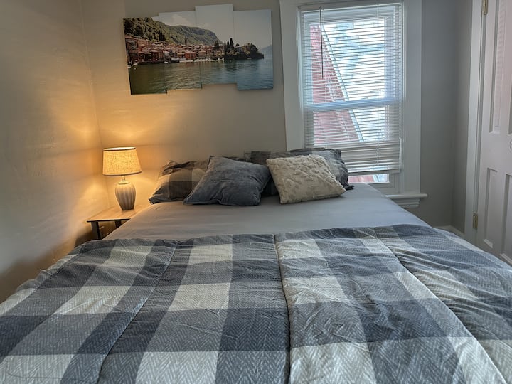 Cozy Room Near Notre Dame - Mishawaka, IN