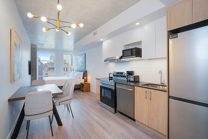 Sky-high Lux 2107: Prime Location/gym/pool Access - Brossard