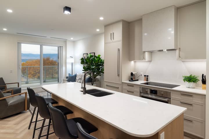 Bright 1 Br & Den W/balcony – Vacation/relaxation - ケロウナ