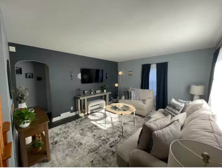 The Meadowbrook Retreat | Cozy • Stylish 4br Stay - Warren, OH