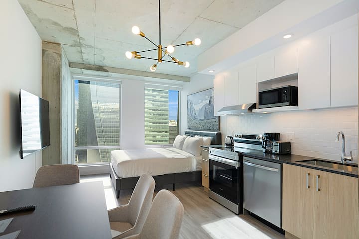 Sky-high Lux 2111: Prime Location/gym/pool Access - Montreal