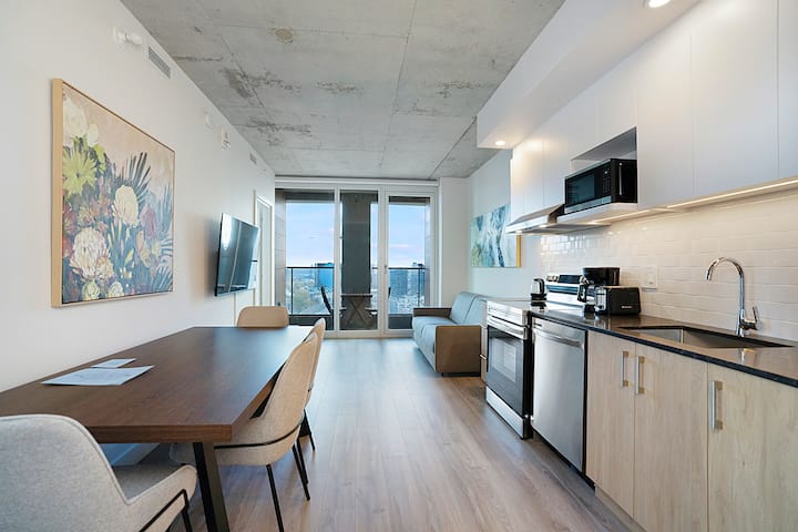 Sky-high Lux 2113: Prime Location/gym/pool Access - Montreal
