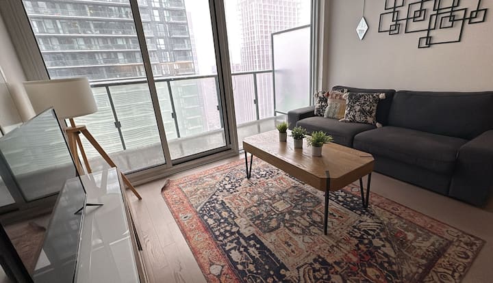 Spacious Condo For 2 With View By Queen West! - Toronto