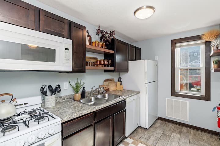 Central Dsm Sleeps 6 Walk To Shops And Dining - Des Moines, IA