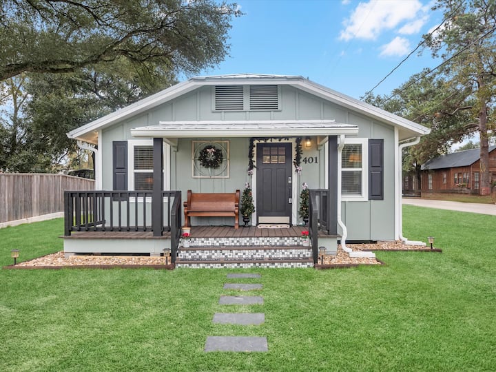 Rustic Chic Bungalow In Historic Tomball - Tomball, TX