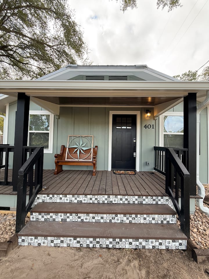 Rustic Chic Bungalow In Historic Tomball - Tomball, TX