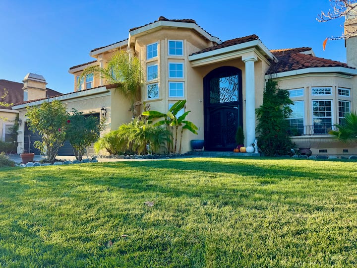 Luxurious Getaway In Unique Executive Estate. - Frog Lake, Morgan Hill