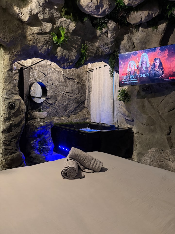 La Love Grotte
Immersion Complète Avec Jacuzzi - Nîmes