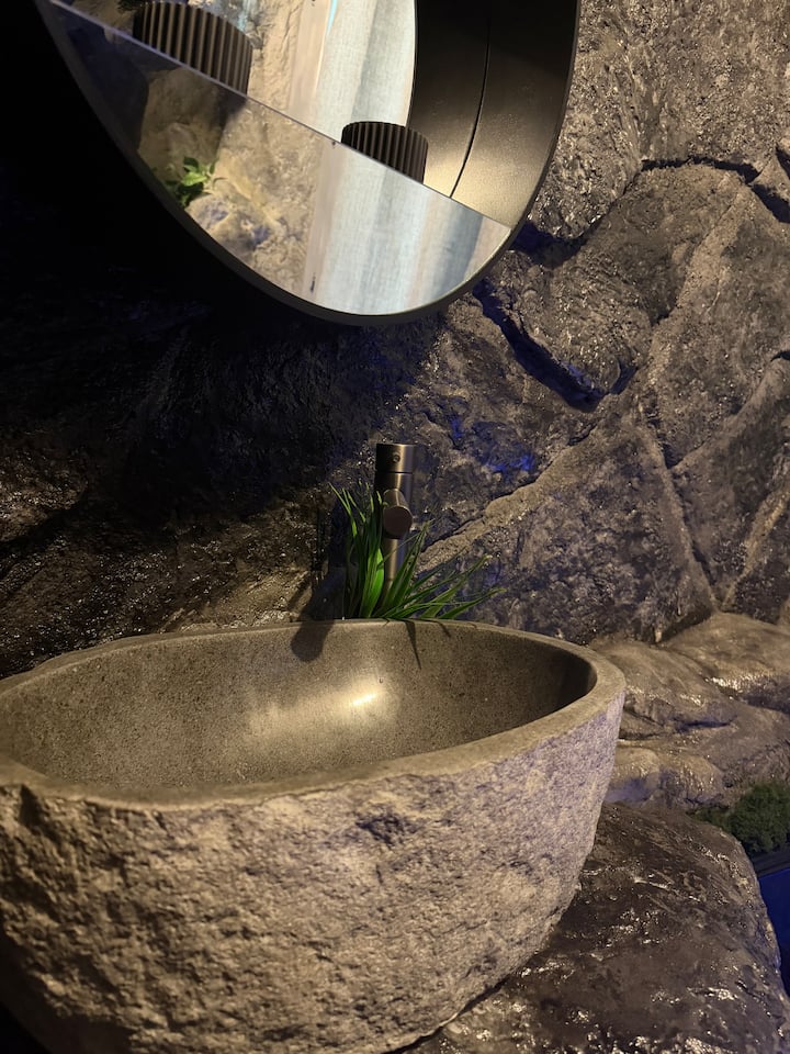 La Love Grotte
Immersion Complète Avec Jacuzzi - Nîmes