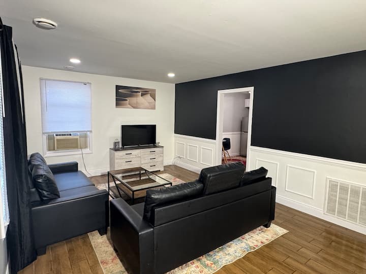 Cozy Home + Free Parking / Fast Wi-fi Central - Crete, IL