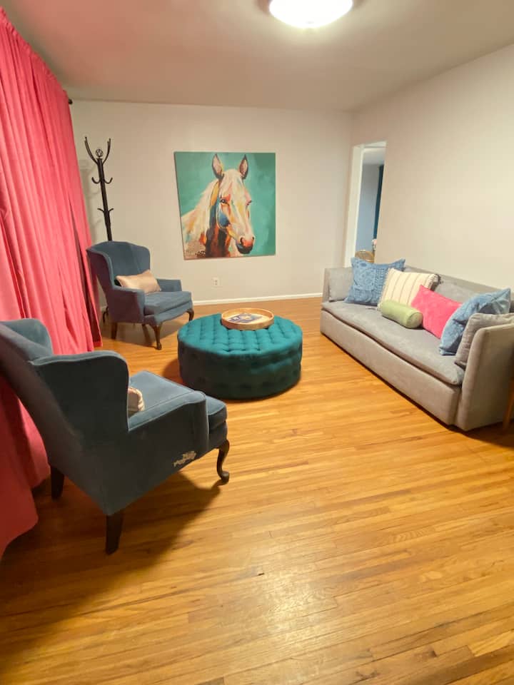 2 Bed Whole House With Kings & Parking Available - Kirkwood, MO