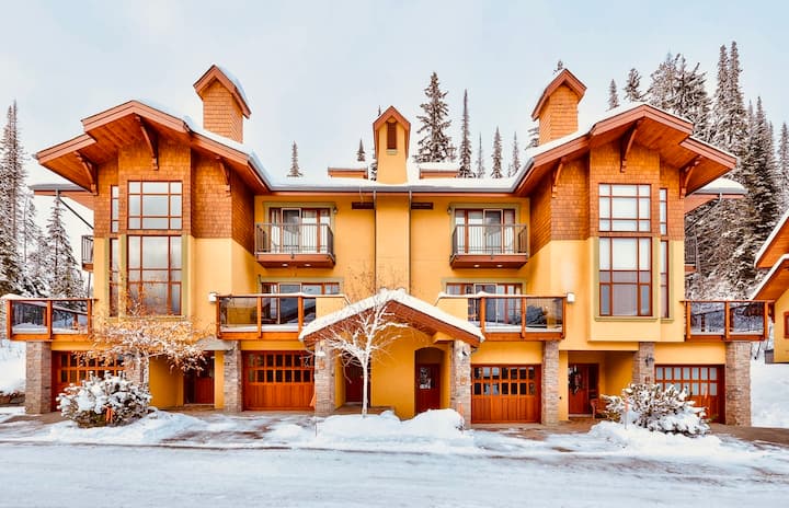 Ski In/out, 2+parking, Hot Tub, 5 Min Walk To Town - Sun Peaks Resort