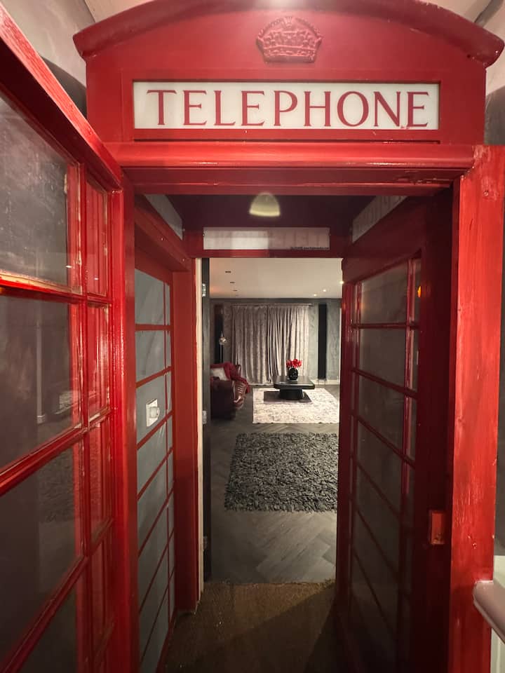 Red Velvet Romantic Suite ·Private Hot Tub ·Luxury - Essex