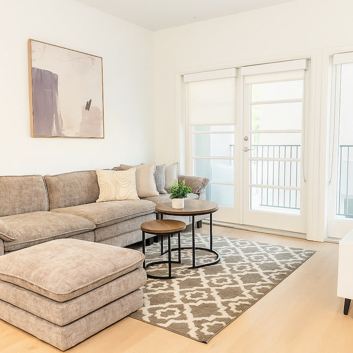 Sunlit Stay | Modern Comfort In Prime Location - Santa Monica, CA