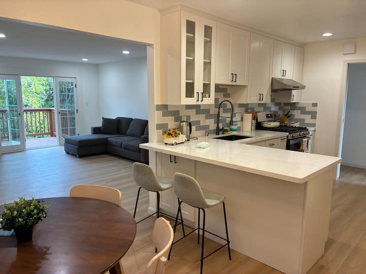 Entire Home In Hayward - Castro Valley, CA