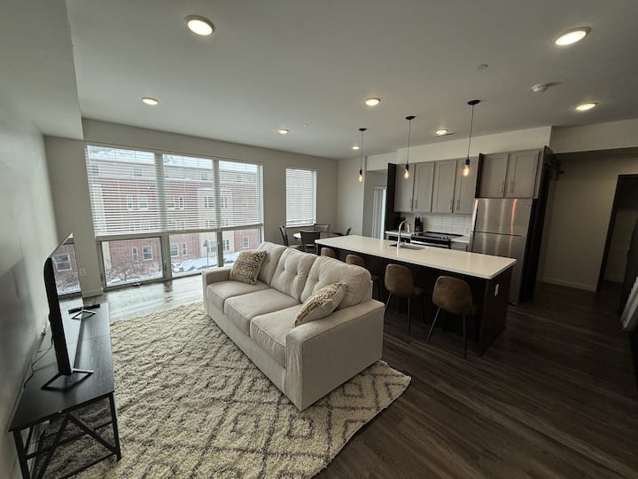 2 Bedroom, 2 Bath Townhouse Condo Central Location - Iowa City