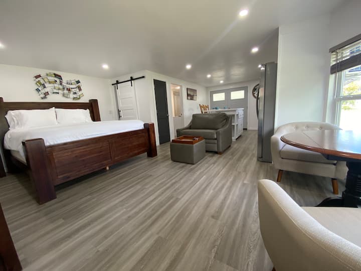 King Size Bed Studio Apartment With Screen Room - Cocoa